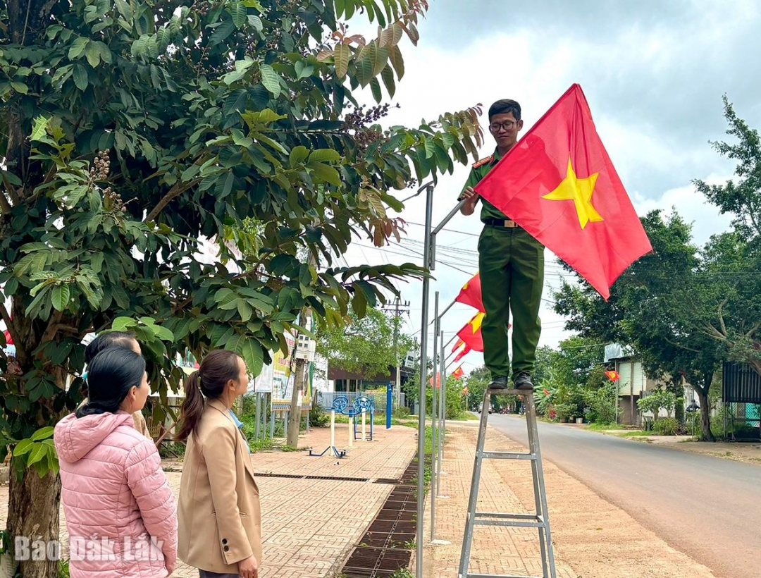 Tự hào “đường cờ Tổ quốc” - Báo Đắk Lắk điện tử