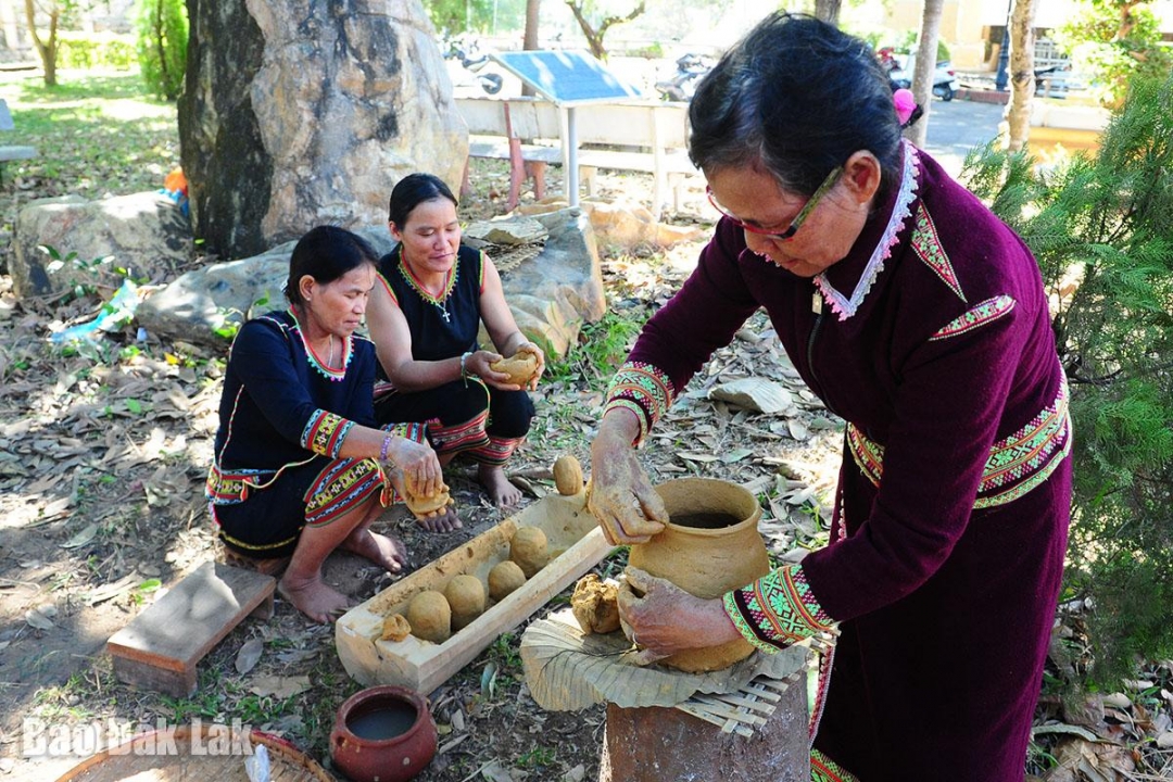 Đặc sắc nghề truyền thống của đồng bào Tây Nguyên - Báo Đắk Lắk điện tử