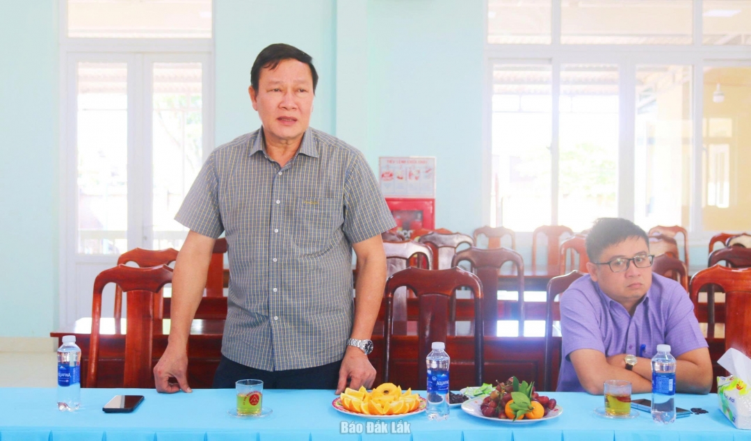 Bí thư Đảng ủy phường Buôn Ma Thuột Trần Phú Hùng trao tiền hỗ trợ xã Hòa Sơn khắc phục thiệt ...